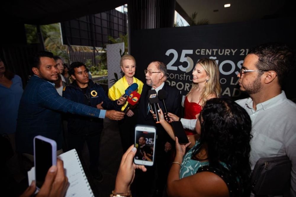 Don Guillermo Velutini recibe homenaje en los 25 años de Century